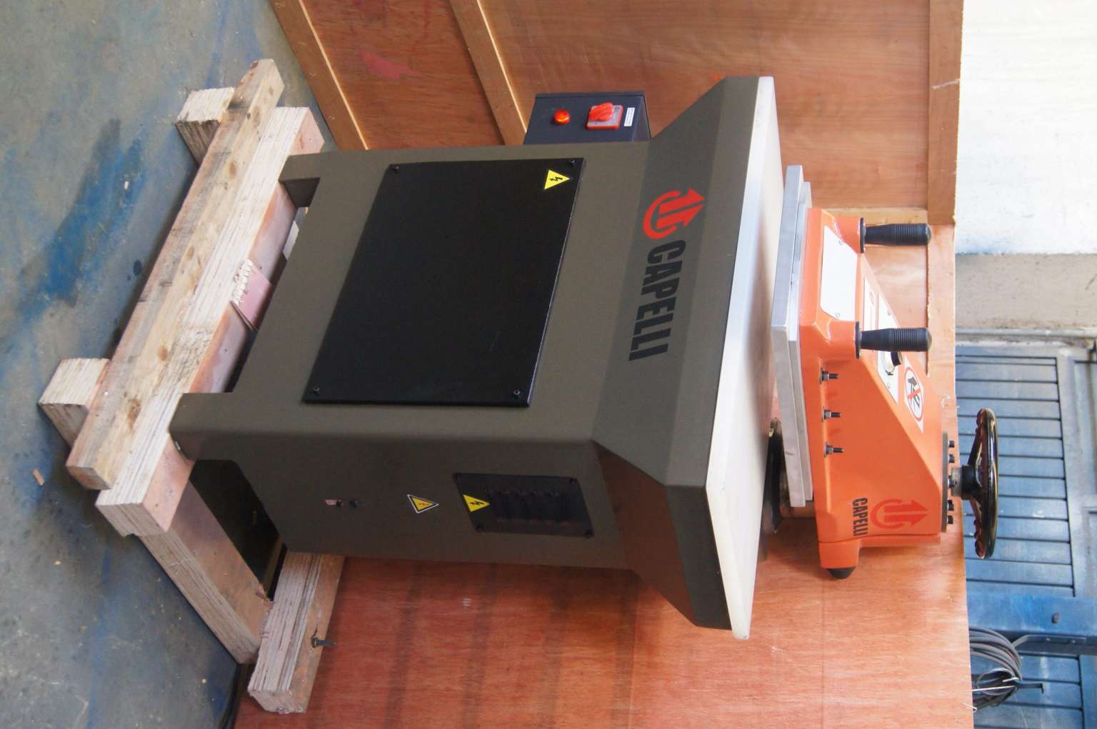 SUAJADORA CLICKING HIDRAULICA 18 TONS PRESION SC-218 – Simón Maquinaria